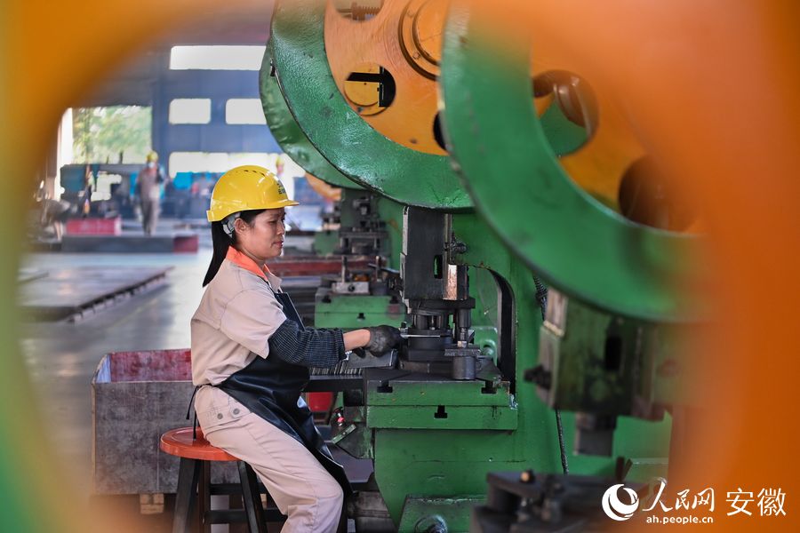 人民网：储粮“新势力” 粮仓机声隆